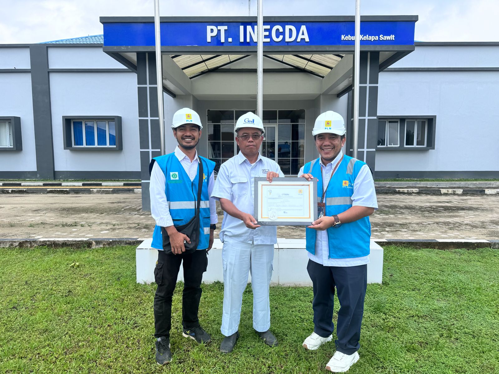 PLN Salurkan REC Setara 592 MWh ke PT Inecda Plantation | Kabarlah.com